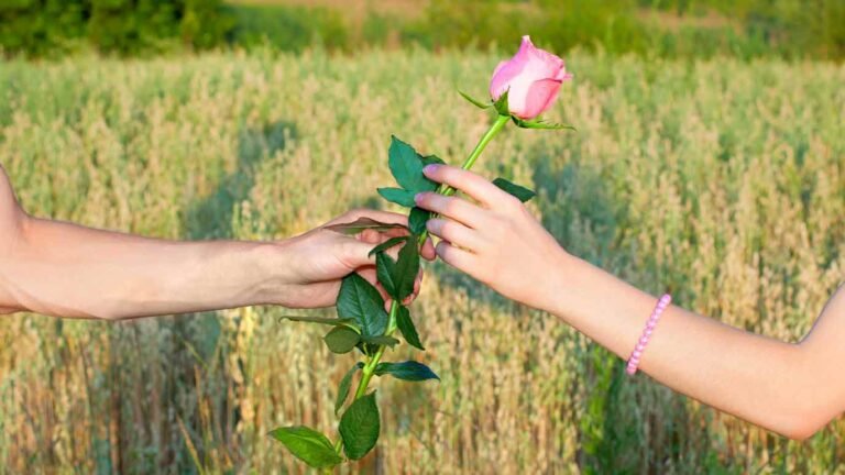 25 dating conversation questions - ESL Vault